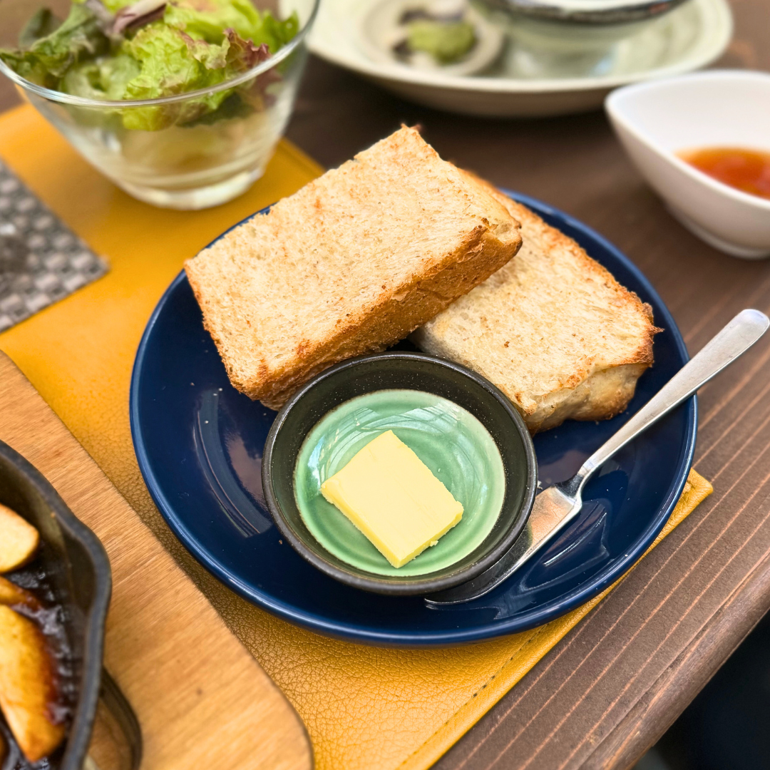 【奥多摩・白丸】アースガーデン｜絶景テラスで味わう、究極の“奥多摩ハンバーグ”と癒やしの時間 | baigo.fun